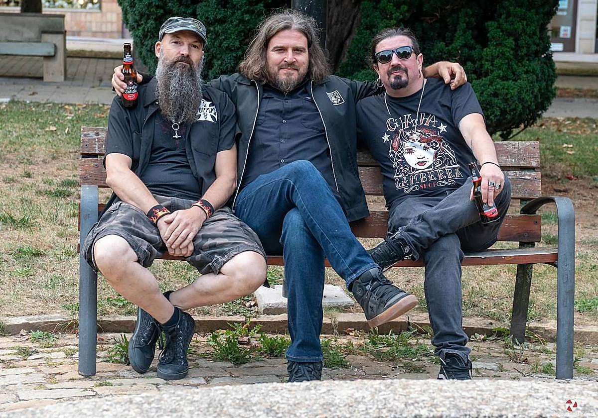 «Tocamos himnos del rock, aunque a veces aparecen canciones inesperadas como alguna de Michael ...